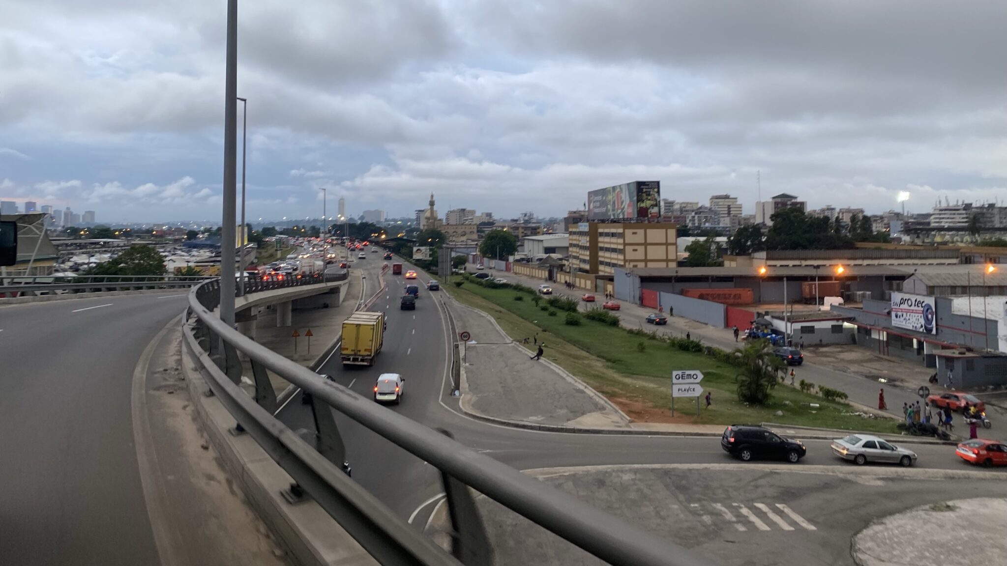 DAY225 コートジボワールを旅する① 最大都市アビジャン 〜『象牙海岸』と呼ばれた国が世界に誇る大都会〜 - コジマ先生アフリカへ行く